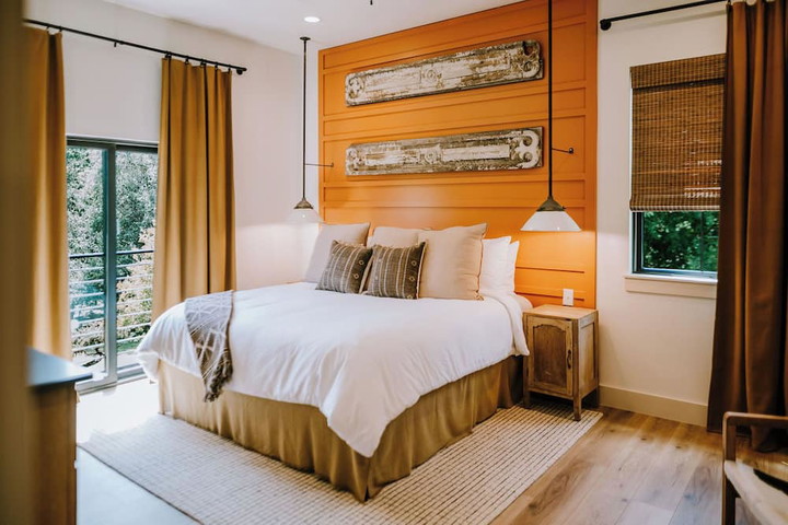 Gaines Ranch On The Square | 5 Private Suites | Sleeps 18 - Wimberley, TX
