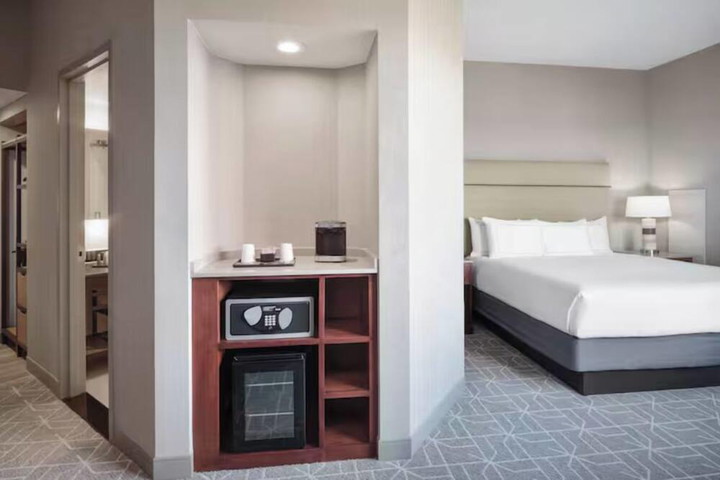 Your Perfect Stay: Outdoor Pool, Gym & Entertainment Included - Plano, TX