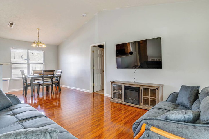 Quiet + Convenient! 2-story Townhouse In Nw Indy - Zionsville, IN