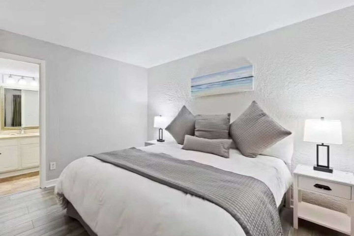 Stay Walk To Beach | Pool & Hot Tub + Full Kitchen - Hilton Head Island, SC