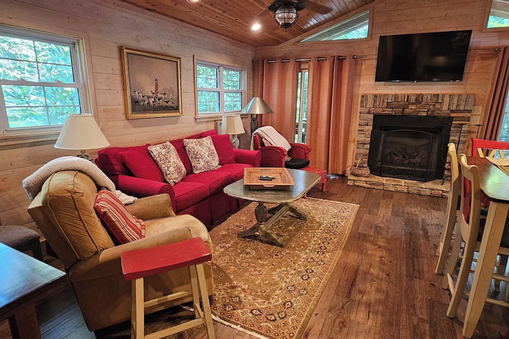 Cabin Bascom - Walk To Town, Tankless Hot Water Heater And New Central Hvac! - Highlands, NC