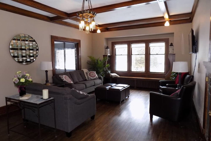 Warm, Spacious Prairie Style Home With All The Comforts Of Your Home. - Wisconsin