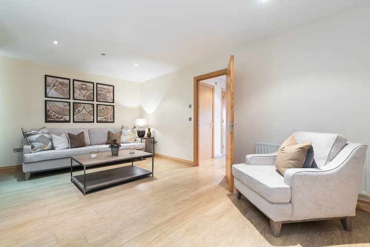 Charming Leopardstown Townhouse - Greystones