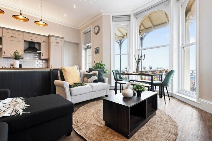 Modern 2 Bedroom Abode - Sea Views - Balcony - ステイング