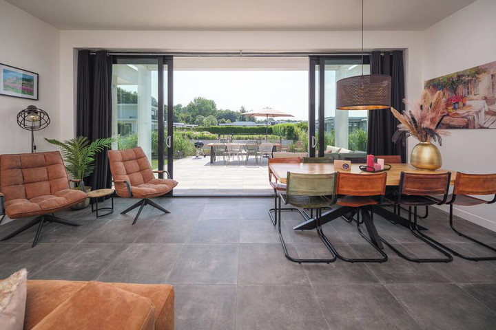 Moderne 8-persoons Villa Aan Het Water Met Omheinde Tuin, Eigen Aanlegsteiger, Open Leefruimte En Volop Comfort Voor Gezinnen Huisdieren Welkom. - Lelystad