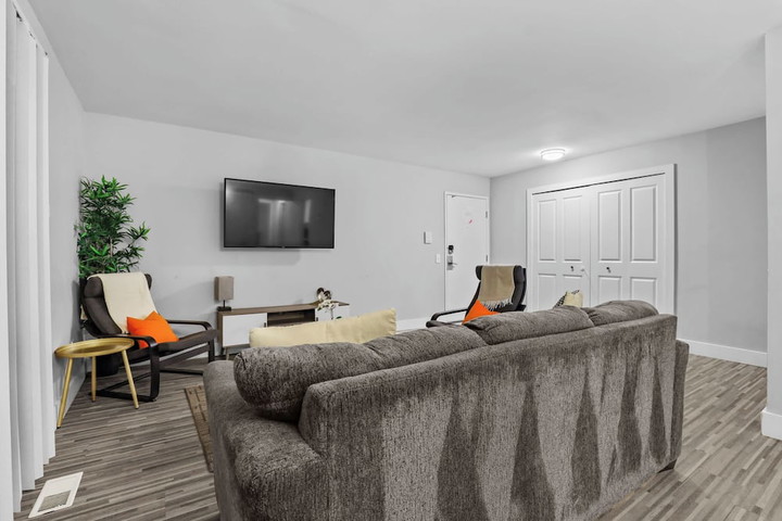 Comfortable Stay Near Downtown With Ammenities! - Rochester Hills, MI