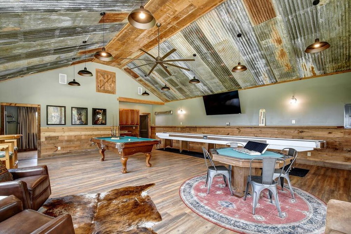 Charming Victorian Home W/pickle Ball Court, Pool, Hot Tub, Game Room - Wimberley, TX