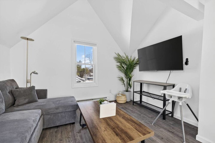 Private 2nd-floor Apt | 4 Mins To Beach | Ev Charger & Parking Included - Essex, CT