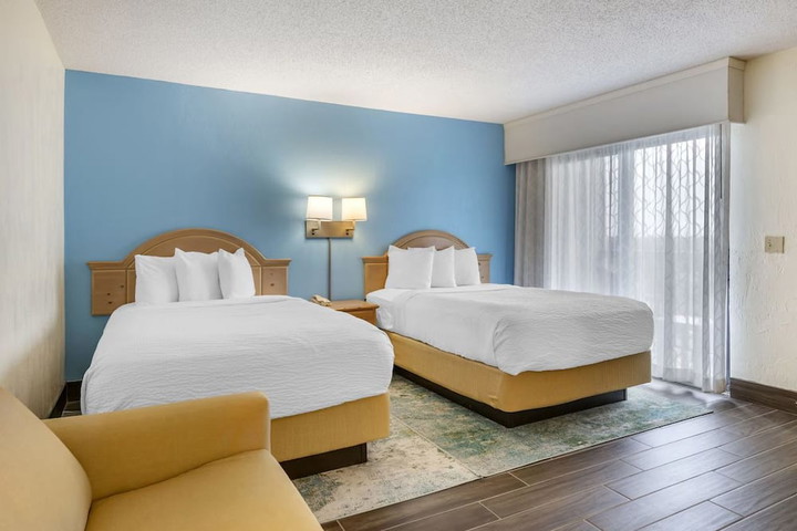 Sunsetview Apartment With Full Kitchen, Private Balcony & Spacious Living Area - Daytona Beach, FL