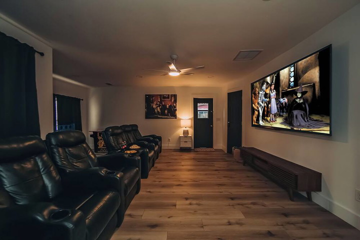 5 Minutes To The Beach & Downtown, 4 Bedroom + Movie Room - St. Augustine, FL