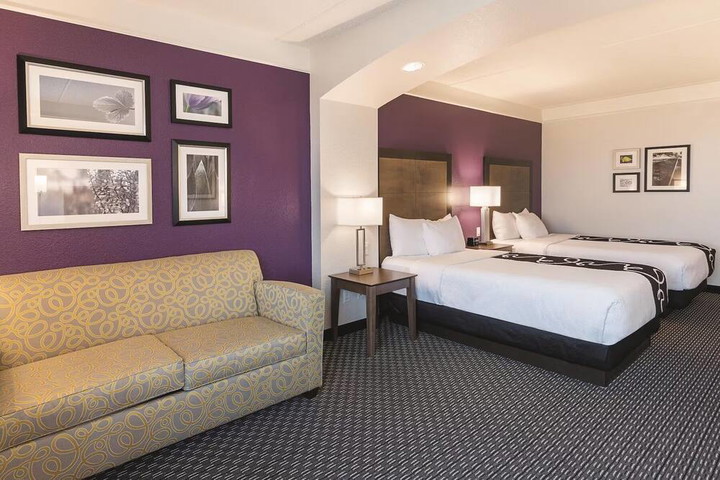 2 Full Beds W/ Full-sized Sleeper Sofa, La Quinta Inn, Dive In Nearby Adventures - Grand Prairie, TX