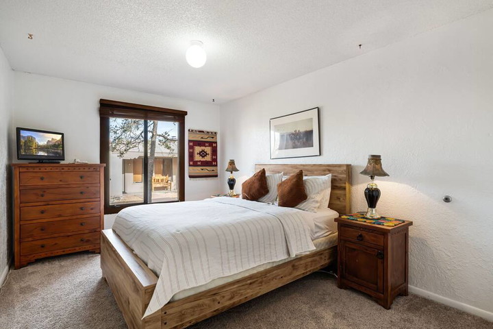 Fort Marcy 18 | Walk To Plaza | Kiva Fireplace | Full Kitchen | Hot Tub | Pool | Single Level - Santa Fe, NM