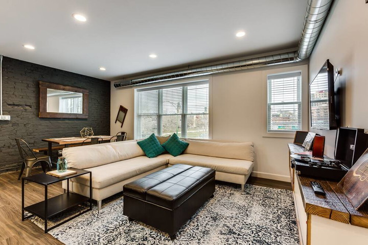 Pet Friendly And Room For 7! Large Common Areas To Converse And Connect By Allset Turnover - Chicago