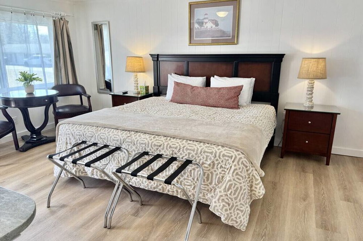 Gallagher`s Travels Room 12 (King Bed) - Bar Harbor, ME