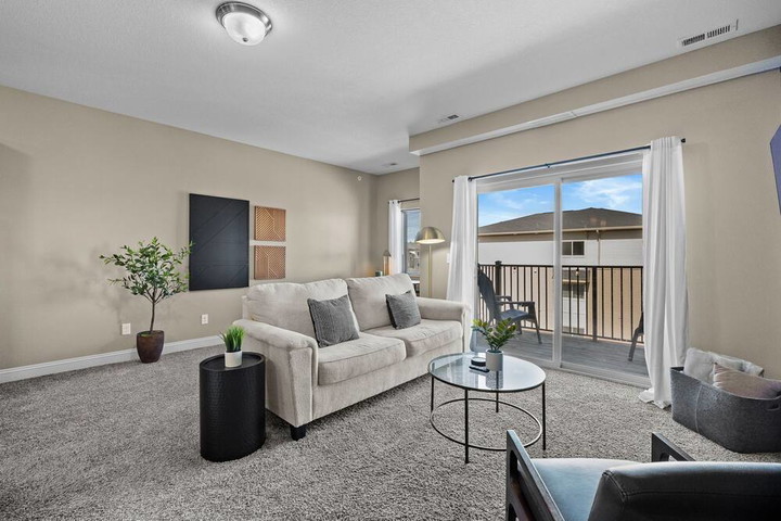 Top Floor, Modern & Upgraded With Open Balcony - West Des Moines, IA
