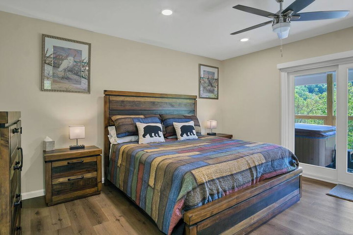 Brand New Luxury Home With A Magnificent View , And Luxurious Hot-tub - Townsend, TN