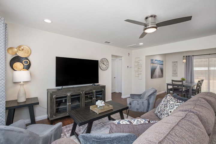 Spacious & Clean 2b/1bth W Great Access To Airport - Fresno, CA