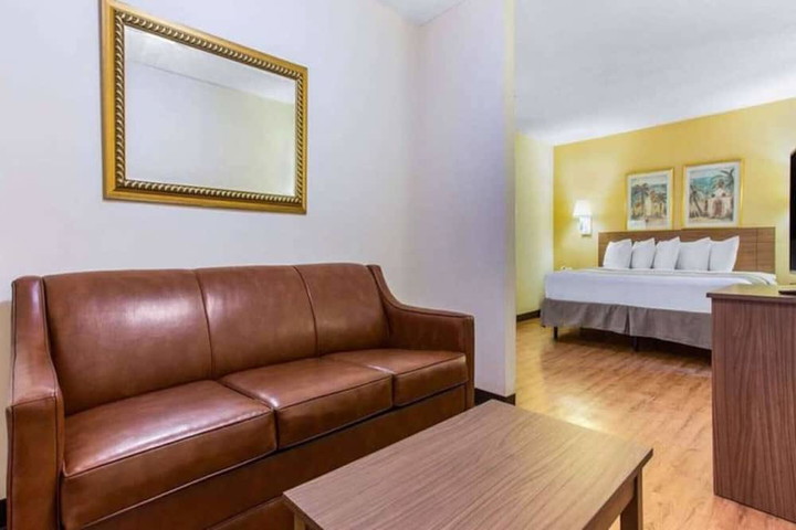 1 Queen Bed|mob Acc|nsmk|sofa-bed - Conway, SC