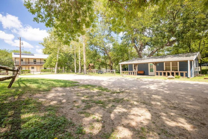 Cabin 8 - Two Bedrooms Located Near The Rv Park And Condos - Kingsland, TX