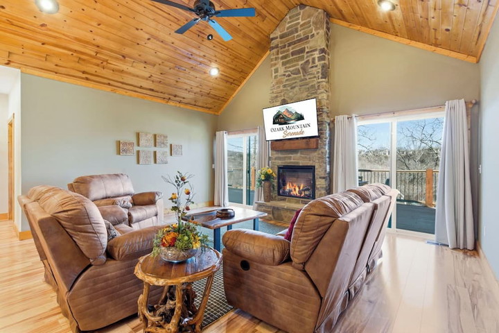 Ozark Mountain Serenade | New | Private Hot Tub -