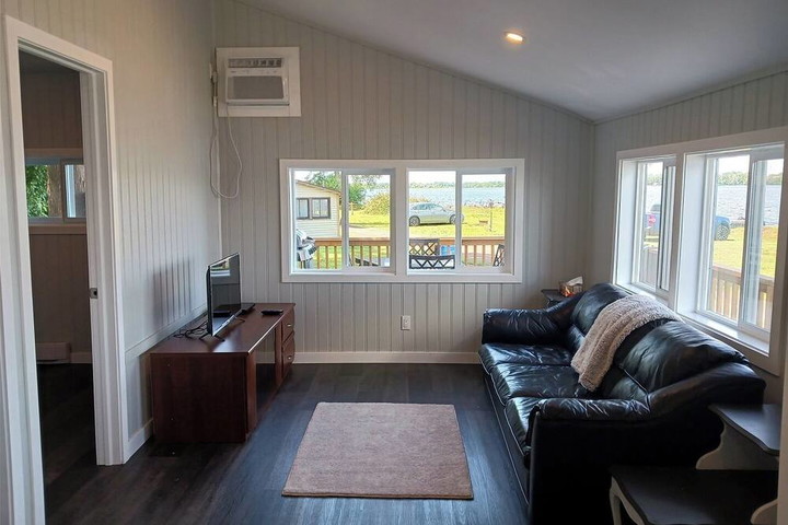 Lakefront Cottage #5 - Prince Edward County - Lake Consecon Resort - Prince Edward