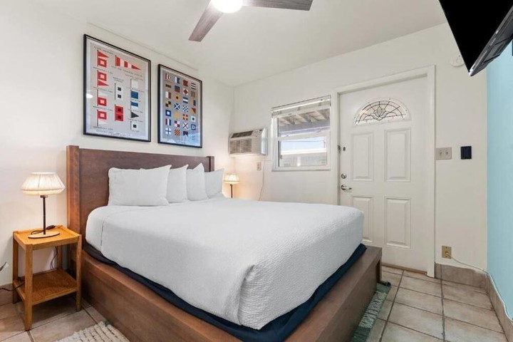 Queen Suite W/ Water View, Pool, Beach Access & Free Breakfast - Big Pine Key, FL