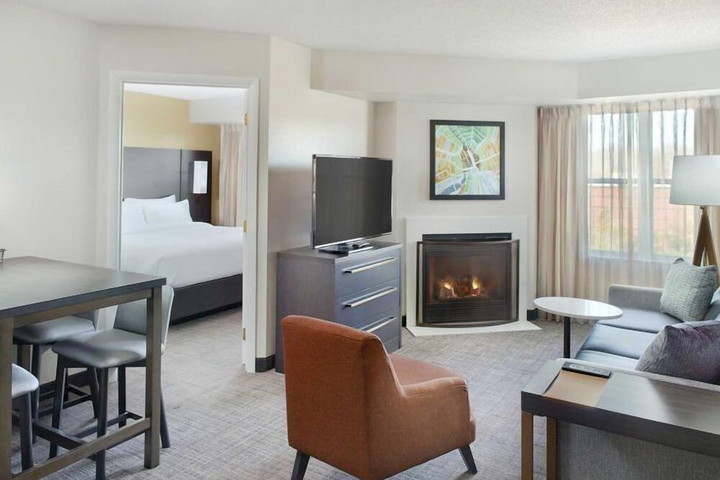 Pet-friendly Unit With Fully-equipped Kitchen! Comes W/ Free Breakfast & Pool! - Cary, NC
