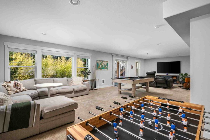 Spectacular Hillside Escape W/ Valley Views, Game Room W/ Pool Table And Foosball, Huge Deck / Patio - Sherwood, OR