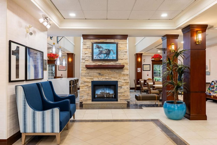 King Studio W/ Sofa Bed & Kitchen | Hot Breakfast - London, ON, Canada
