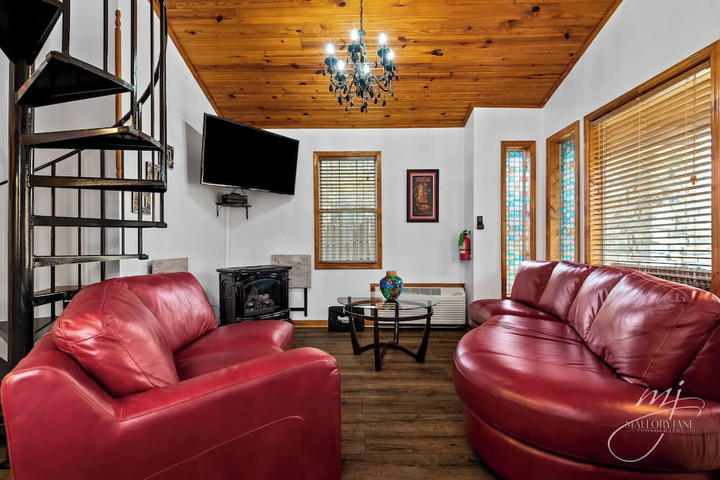 Stunning 2 Bedroom Cabin In The Woods, Covered Porch, Jacuzzi, Kitchen & Hot Tub - Eureka Springs, AR