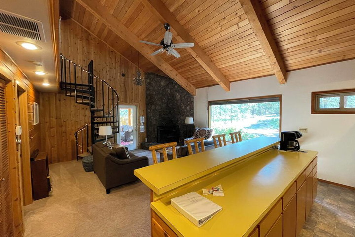 Cozy Hideaway W/outdoor Living And Hot Tub! Close To Skiing And Hiking. - Sisters, OR