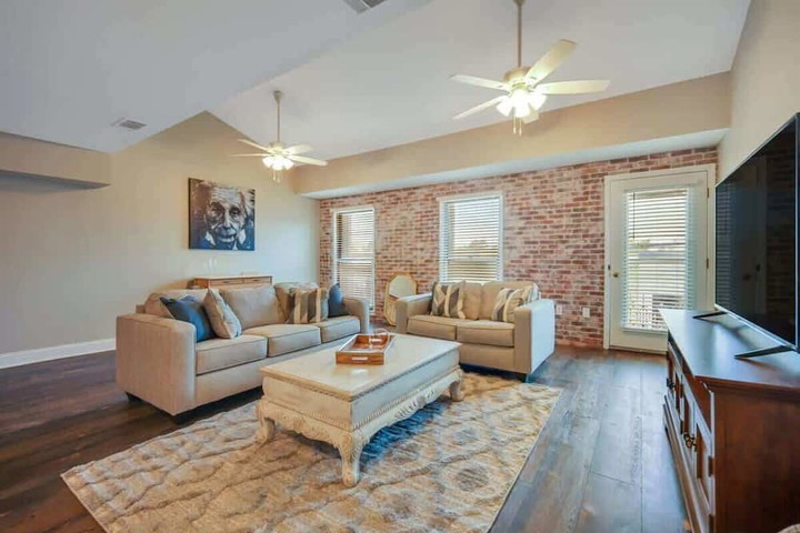 Downtown Loft - Above Bull & Barrel & Close To Georgia Southern! - Statesboro, GA
