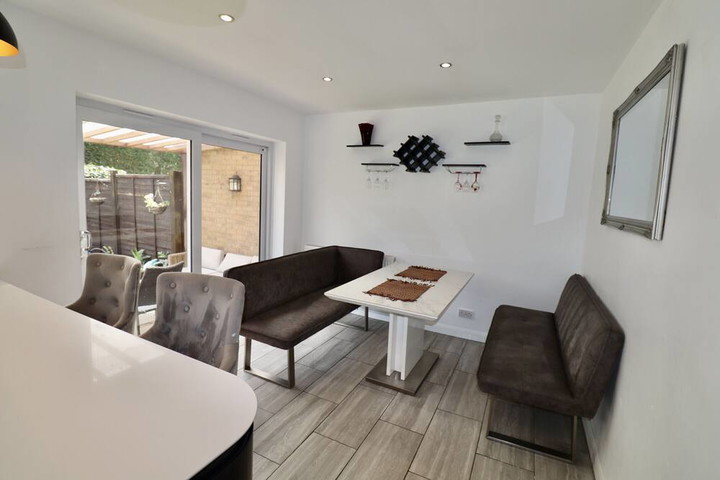 Addlestone Spacious Four Bedroom House - Engeland