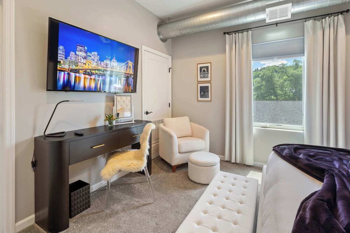 Modern Condo With Skyline View & Parking - Pittsburgh
