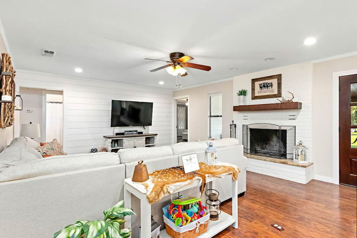 Modern Farmhouse - Hill Country Getaway - Texas Wine Country - Comfort, TX
