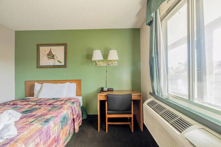 Quite One Queen Deluxe Room Near Route 66 Museum - Perfect For Tourist - Barstow, CA