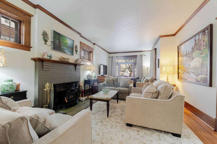 Historic 5br Home | Sauna, Fireplace & Downtown - Moose Jaw