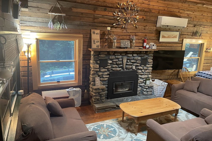 Log Cabin - Private - W/ Running Creek - 1mile From Downtown Hot Springs - Hot Springs, NC