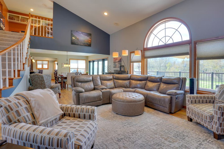 Expansive Retreat On 5 Acres In Shakopee! - Prior Lake, MN