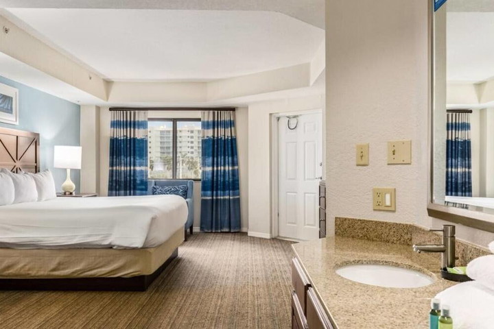Pompano Beach Family Getaway With Pools & Spacious 2br Retreat - Fort Lauderdale, FL