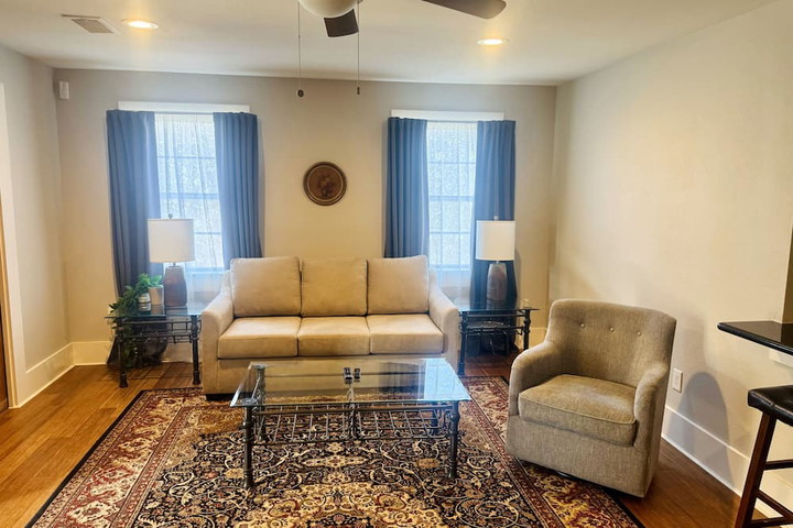 Historic Bungalow! 2bed, 2bath, 2den, Downtown Humble, Iah 8min! - Houston George Bush Airport (IAH)
