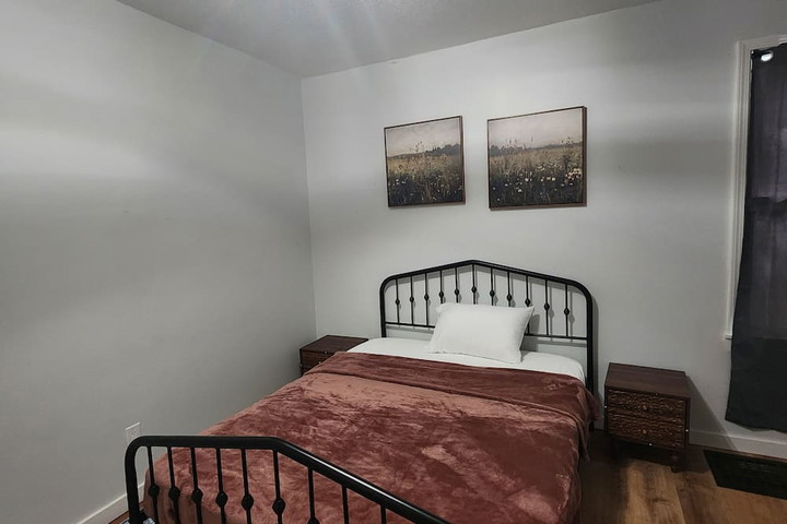 Beautiful 3-bedroom House With Huge Backyard And Back Deck For Family Dinners - Leavenworth, KS