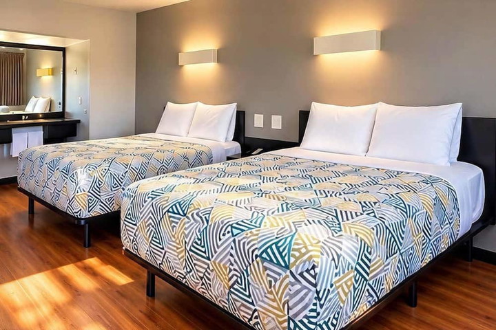 2 Queen Beds | Smoking - La Verne, CA