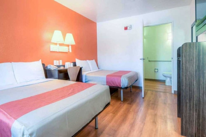 2 Full Beds | Ada/tub Non-smoking - Chula Vista, CA