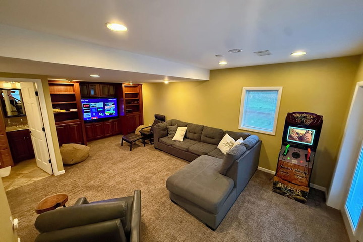 Private Cabin Retreat With Hot Tub, Fire Pit & Gas Log Fireplace - Davenport, IA