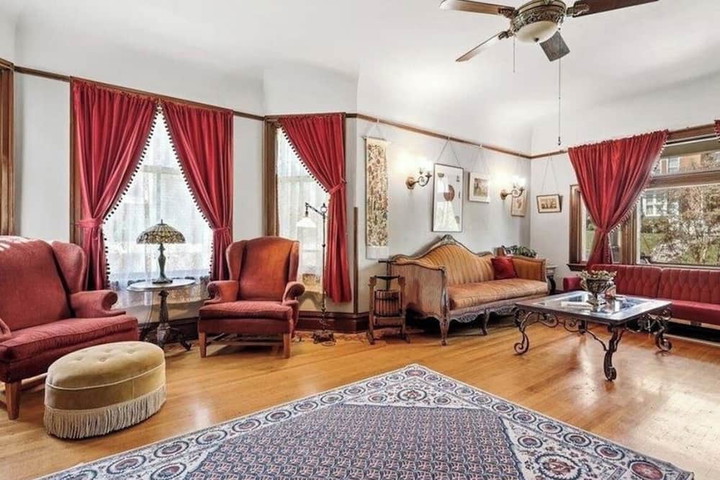 Huge 6-bedroom Dutch Colonial Mansion In Tranquil Dubuque Historic Neighborhood! - Dubuque, IA