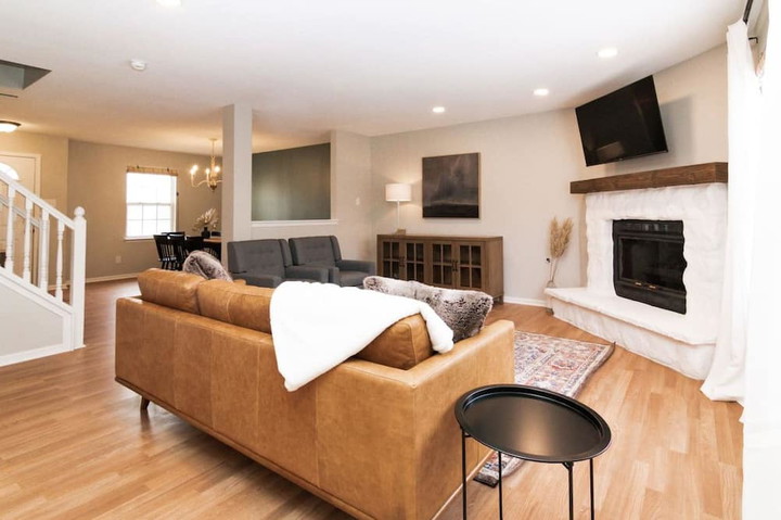 Acoustic Oasis- Ruoff Music & Pool Table Sleeps 10 - Fishers, IN