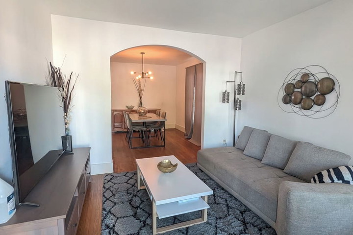 Spacious Two Bedroom Suite Perfect For Longer Stays Sleeps 4 - Windsor, ON, Canada