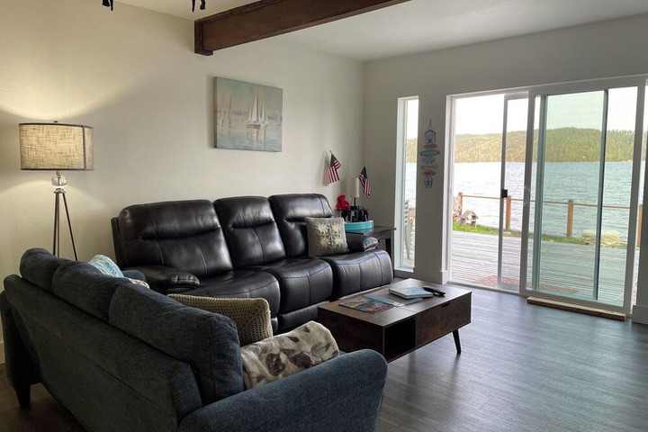 Canalfront Haven With Gorgeous Waterview, Hot Tub And Tesla Ev Charging - Hoodsport, WA