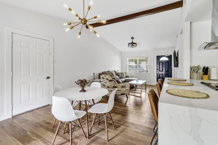 Plano Pool Oasis - 4br - 6 Beds - Sleeps 9 - Plano, TX